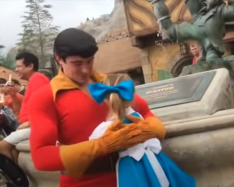 Tiny girl dressed as Belle meets Gaston getting 2M views when she works ...
