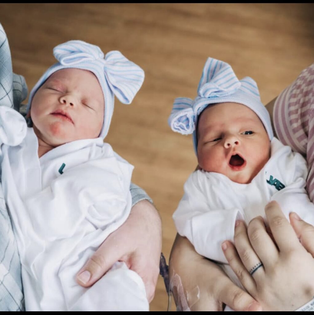 Mom gives birth to two “rare” baby girls in separate uteruses just 10 ...