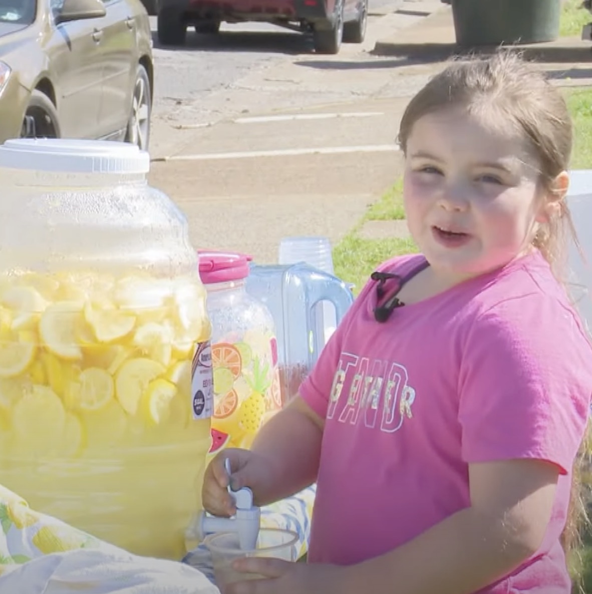 Little girl sets up lemonade stand to pay for mom’s tombstone and ...