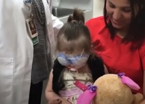 Blind toddler sees mom for very 1st time and footage is grabbing hearts